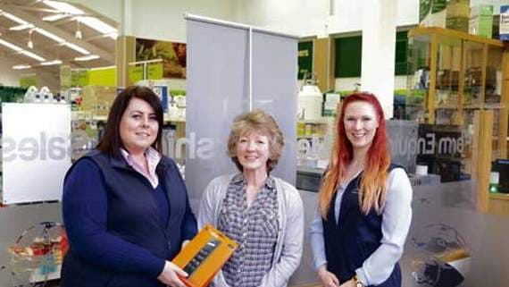 Heather picks up her prize | holsworthy-today.co.uk