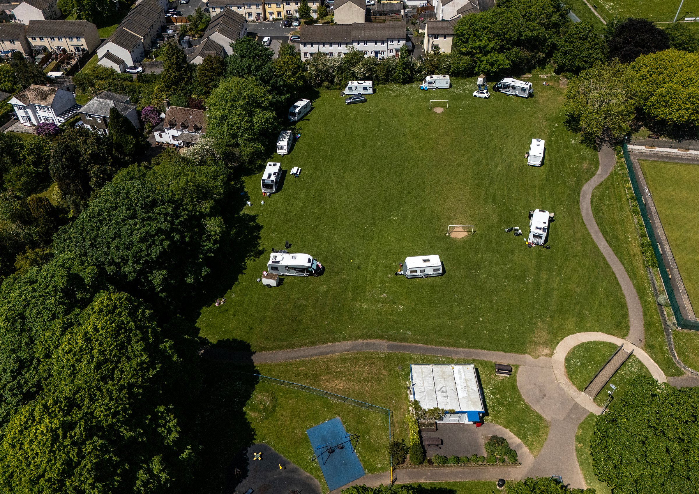 Travellers move into town park in Cornwall with cars and caravans ...